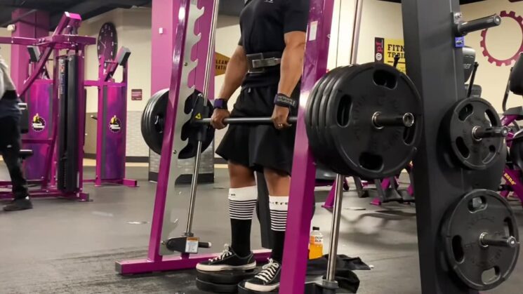 How to Deadlift on a Smith Machine – Best Technique and Tips - Pixel Dimes